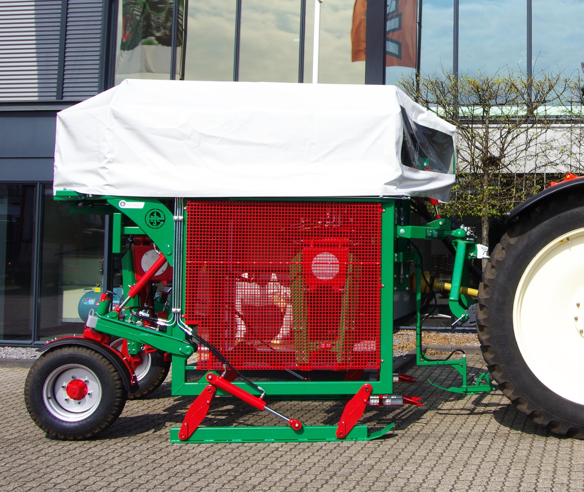 Globus ASTM02 Automatische kluitsteek- en snoeimachine - Globus